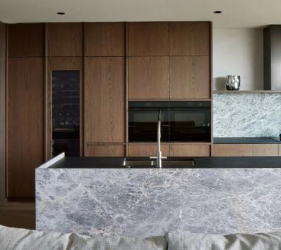 China Custom Modern Style Quartz Countertop Kitchen Cabinet with Island Oak Wood Veneer Kitchen Cabinet for sale