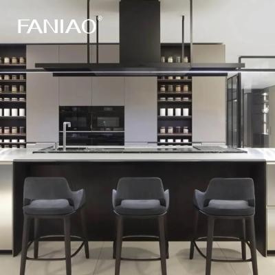 Cina Arredamento di cucina in acciaio inossidabile intelligente Arredamento interno Arredamento di cucina in alluminio metallico personalizzato per il Medio Oriente in vendita