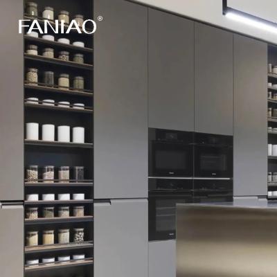Cina Arredamento di cucina in acciaio inossidabile intelligente Arredamento interno Arredamento di cucina in alluminio metallico personalizzato per il Medio Oriente in vendita