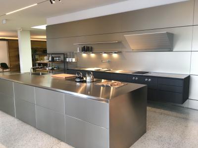 Cina Acciaio inossidabile Cucina a confezione piatta in acciaio inossidabile con armadietto Arredamento Disegnatore Armadio Set in vendita