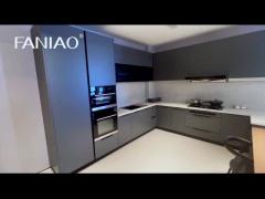 Armário de cozinha moderno em PET em forma de L branco e cinza com cesto de armazenamento