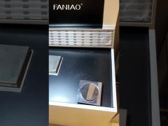 현대 스타일 저장 캐비닛 욕실 벽에 장착 된 목재 지원