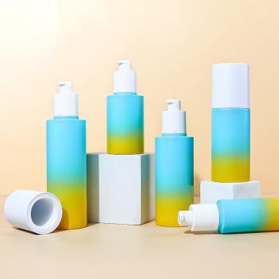Cina Bottiglie colorate trasparenti per gocciolanti in PET 20 ml Bottiglia rotonda di siero di olio da 50 ml in vendita