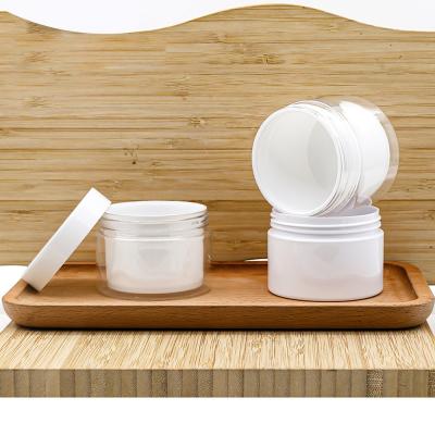 China Rood Roze Plastic Cream Jar 60mm Breed Mond 50ml Cream Jar Met Witte Deksels Te koop