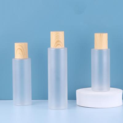 Cina Bottiglie di pompa senza aria Eco Golden di lusso Capacità 150 ml Per cosmetici in vendita
