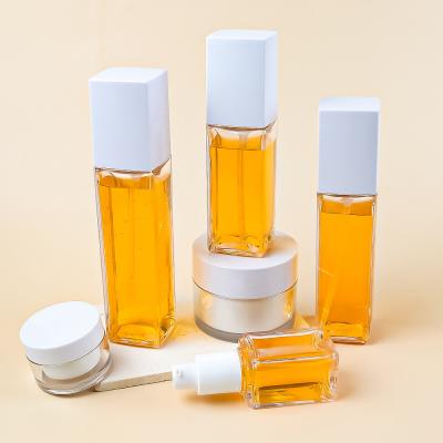 Cina Bottiglia di profumo portatile per cosmetici di lusso da 120 ml con tappo spray in vendita