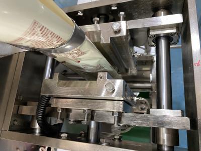 Cina Materiale da otturazione automatico della bibita della bustina e impacchettatrice di sigillatura in vendita