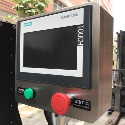 China Capsulador tampando Machine da máquina da garrafa automática completa para as tampas plásticas do parafuso à venda