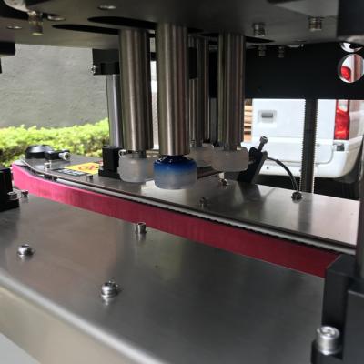 China Capsulador tampando Machine da máquina da garrafa automática completa para as tampas plásticas do parafuso à venda