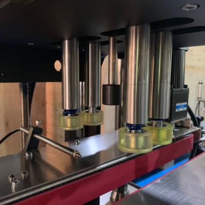 Cina Torsione automatica della fabbrica cosmetica fuori dalla tappatrice d'avvitamento del coperchio della bottiglia dello sciampo della fabbrica della macchina del cappuccio in vendita