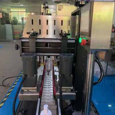 Cina Torsione automatica della fabbrica cosmetica fuori dalla tappatrice d'avvitamento del coperchio della bottiglia dello sciampo della fabbrica della macchina del cappuccio in vendita