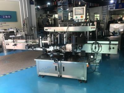 Cina Il doppio adesivo rotatorio parteggia etichettatrice per la bottiglia di vetro piano della lozione in vendita