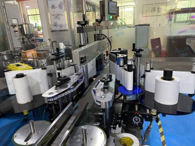 Cina Il doppio adesivo rotatorio parteggia etichettatrice per la bottiglia di vetro piano della lozione in vendita