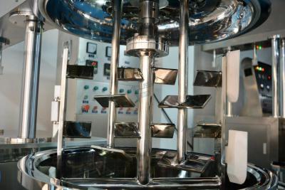 Cina Lozione inferiore d'emulsione del corpo dell'omogeneizzatore del sistema di vuoto dell'impastatrice di SUS316L che fa pianta in vendita