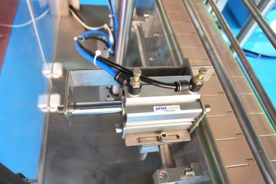 中国 ペットびんの調節可能な速度のためのポンプ帽子の自動瓶のおおう機械 販売のため