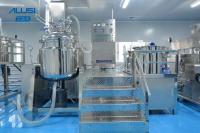 China 100L Automatic Vacuum Emulsifier Mixer for Body Lotion Making with Hydraulic Lift for sale