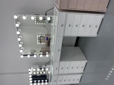 China Y Verpakking Moderne kleedkamer Met licht spiegel slaapkamer ijdelheid kleedkamer Make-up Desktop Led spiegels Set lades kleedkamers Te koop