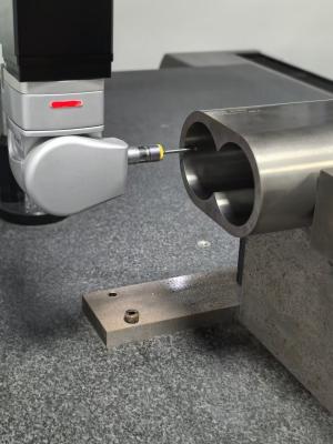 中国 耐磨性ビメタルスクリューバレルライナー インジェクションモールディングマシンのためのプラスチックエクストルーダー 販売のため