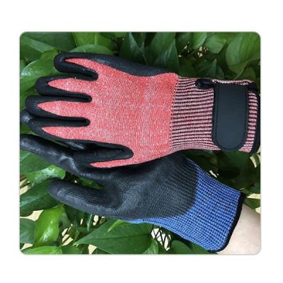 Cina Il Livello rosso 4 dell'ANSI di HPPE ha tagliato Sandy Nitrile Palm Coated Gloves resistente per olio e gli ambienti bagnati in vendita