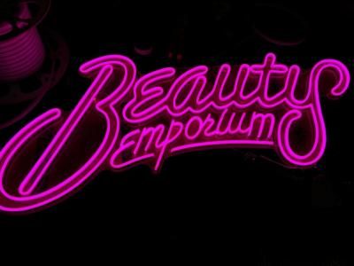 中国 Customizable Handmade Neon Sign with 50K H Lifespan 販売のため