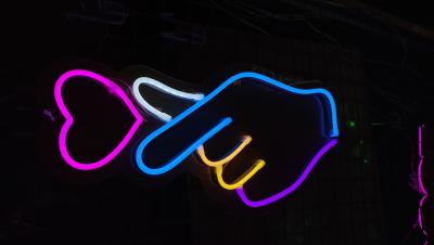 Cina Gli uomini su ordinazione dell'insegna al neon del cuore del dito scavano il deco di illuminazione della parete del dormitorio della camera da letto in vendita