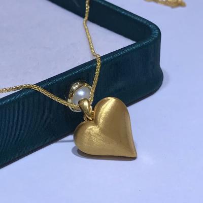 China Hot sale & high quality 18K gold pendant minimalist style drawing love pattern delicate heart shape charm for sale