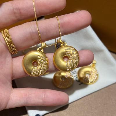 China Manufacturer Supplier Sweet Feminine Understated Elegant Gold 18k Hollowed Out Floral Pendant For Good Fortune Clasp for sale