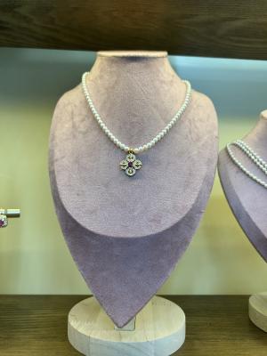China Adjustable Length Freshwater Pearl Necklace with Gold Clasp and Clover Pendant for sale