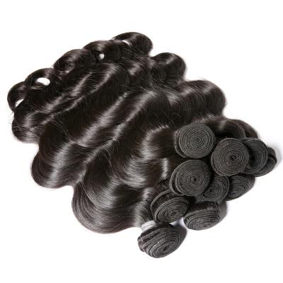 Cina I capelli umani brasiliani di colore puro del nero 1B di 100% impacchettano le estensioni dei capelli bagnati ed ondulati in vendita