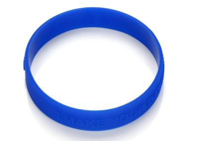 Cina Non polsini su ordinazione blu promozionali alzati minimo impressi sostanza tossica della gomma di silicone in vendita