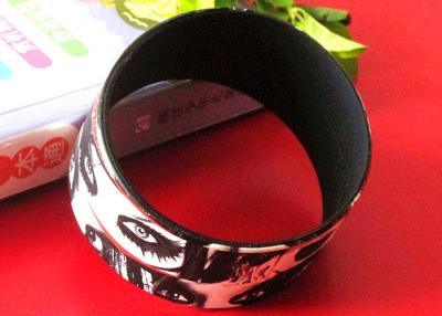 Cina Braccialetti bianchi di polsini della gomma di silicone di dimensione adulta del logos di stampa di CMYK in vendita