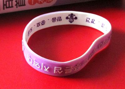 Cina Due polsini su ordinazione della gomma di silicone di strati dentro seta hanno impresso la larghezza di 12mm in vendita
