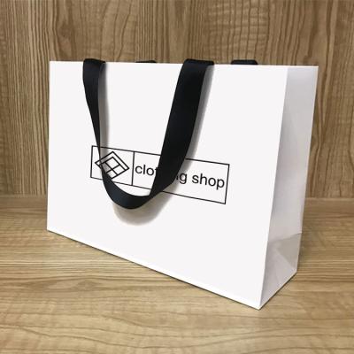 Cina Toowin Reusable Shopping Paper Gift Bag Packaging With Ribbon Handle Customized Color in vendita