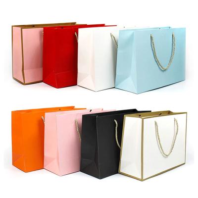 中国 Laminated White Paper Bag Custom Logo Print Fashion Cosmetic Packaging Bag for Jewelry 販売のため