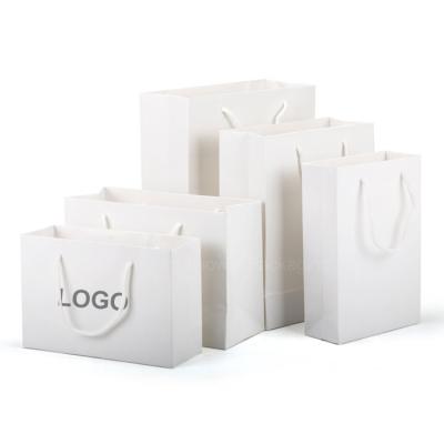 Cina Customized Flexiloop Handle Cardboard Shopping Packaging Paper Bag With Logo For Your in vendita