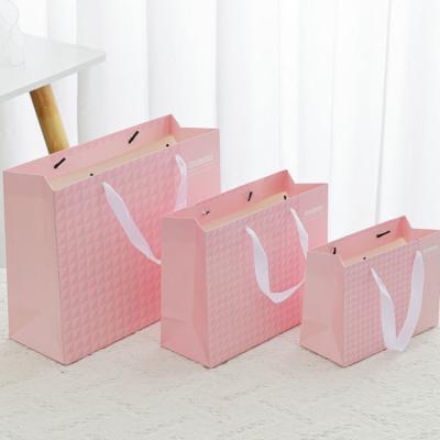 Cina 2023 White Big Matte Lamination Ribbon Handle Flexo Printing Bag di Natale Toowin in vendita