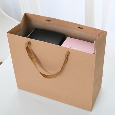 Cina 2023 White Big Matte Lamination Ribbon Handle Flexo Printing Bag di Natale Toowin in vendita