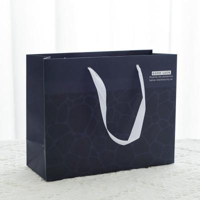 Cina 2023 White Big Matte Lamination Ribbon Handle Flexo Printing Bag di Natale Toowin in vendita