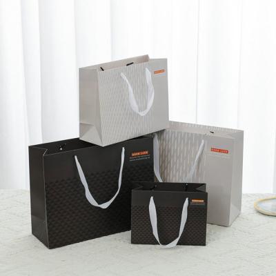 Cina 2023 White Big Matte Lamination Ribbon Handle Flexo Printing Bag di Natale Toowin in vendita