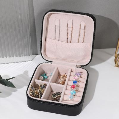 China Gepersonaliseerde vorm Reis Draagbaar Klein Mini Vierkante PU Lederen Sieraden Doos voor Meisje Geschenk Te koop