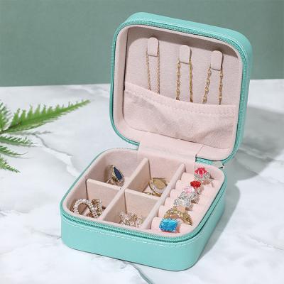 China Gepersonaliseerde vorm Reis Draagbaar Klein Mini Vierkante PU Lederen Sieraden Doos voor Meisje Geschenk Te koop