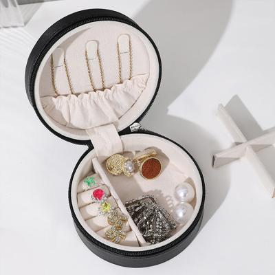 China Gepersonaliseerde vorm Reis Draagbaar Klein Mini Vierkante PU Lederen Sieraden Doos voor Meisje Geschenk Te koop