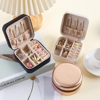 China Gepersonaliseerde vorm Reis Draagbaar Klein Mini Vierkante PU Lederen Sieraden Doos voor Meisje Geschenk Te koop
