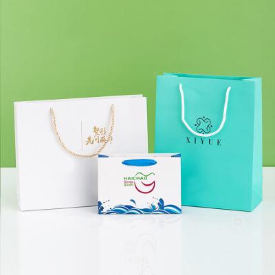 中国 リサイクル素材 トゥーウィン ビジネスとクリスマス用の豪華 オーダーメイド ロゴのショッピングバッグ 販売のため