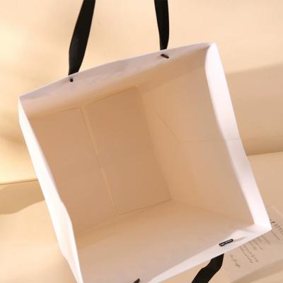 Cina Toowin Custom Black Ribbon Handle Gold Card Skincare Shop Sacchetto di carta bianca per alimentari in vendita