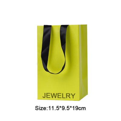 China Custom logo gedrukte papieren zakken voor sieraden en kleding verpakking ivoor karton materiaal Te koop