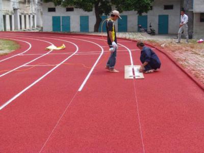 China Het veerkrachtige Modulaire Rubber Synthetische Spoor van de Geruit Schots wollen stofatletiek Te koop