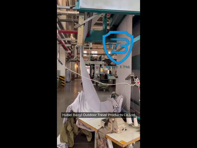 Il lavoro porta l‘uniforme di sicurezza, l‘uniforme di pattuglia, l‘uniforme di sicurezza, che è completamente riempito.