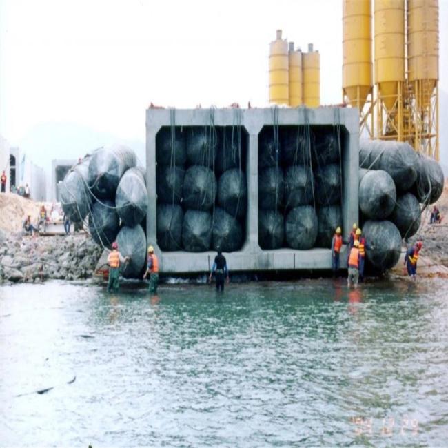 airbag marino per il lancio della nave