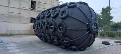 China 3300x6500mm schwimmende pneumatische Yokohama-Fender 50Kpa mit Kettenreifennetz zu verkaufen